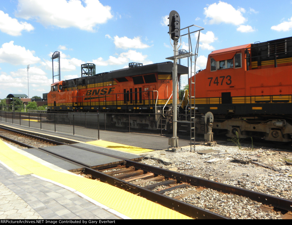 BNSF 7504 and BNSF 7473